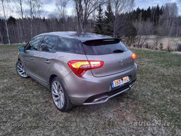 Smilšu krāsa Citroen DS5 2012 Veru, ar dzinēja tilpumu 2.00 L un nobraukumu 293 tūkst. km par 6450 €, foto 4 vietnē AUTOMOTO.COM.LV