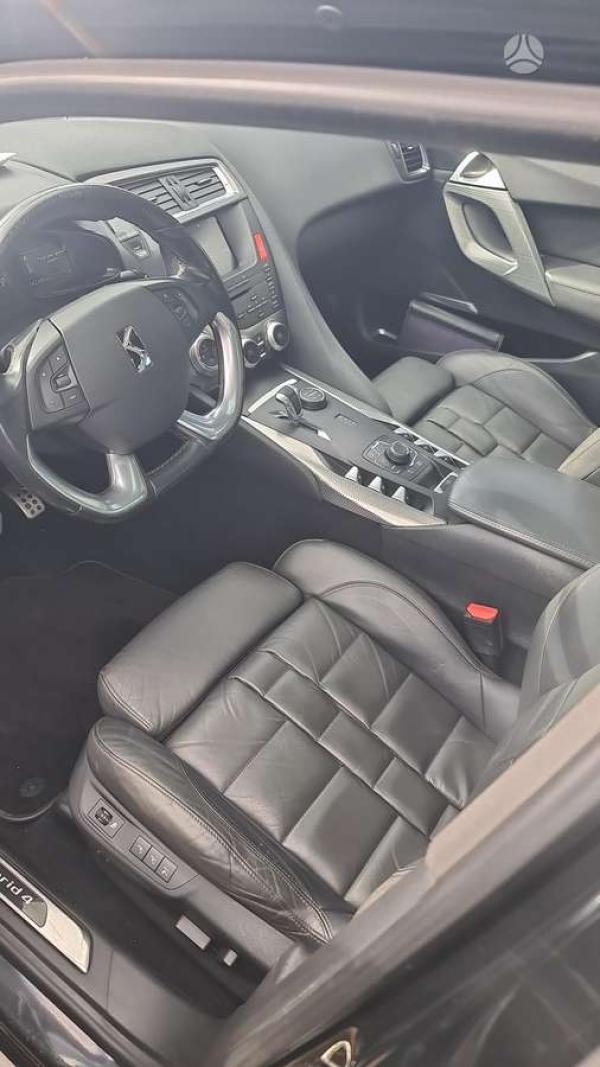 Black Citroen DS5 2013 in Taurage, with an engine capacity of 2.00 L and mileage of 262 thousand km for 4900 €, photo 4 on AUTOMOTO.COM.LV