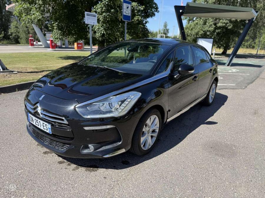 Black Citroen DS5 2015 in Taurage, with an engine capacity of 2.00 L and mileage of 245 thousand km for 5300 €, photo 1 on AUTOMOTO.COM.LV