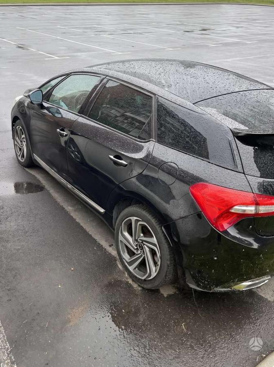 Melns Citroen DS5 2015 Viļņa, ar dzinēja tilpumu 2.00 L un nobraukumu 256 tūkst. km par 8400 €, foto 8 vietnē AUTOMOTO.COM.LV