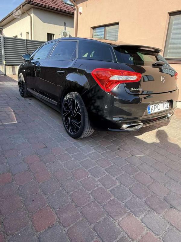 Black Citroen DS5 2016 in Kaunas, with an engine capacity of 2.00 L and mileage of 197 thousand km for 8200 €, photo 7 on AUTOMOTO.COM.LV
