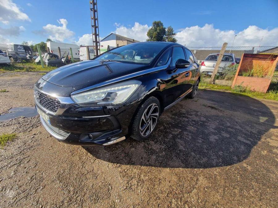 Melns Citroen DS5 2016 Tauragė, ar dzinēja tilpumu 2.00 L un nobraukumu 212 tūkst. km par 5650 €, foto 1 vietnē AUTOMOTO.COM.LV