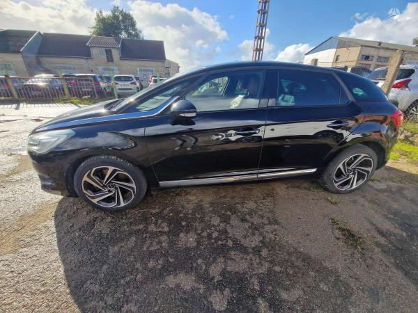 Black Citroen DS5 2016 in Taurage, with an engine capacity of 2.00 L and mileage of 212 thousand km for 5650 €, photo 5 on AUTOMOTO.COM.LV