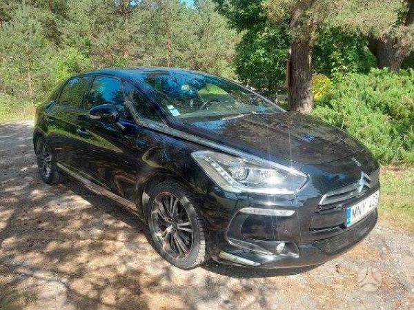 Black Citroen DS5 2012 in Raseiniai, with an engine capacity of 2.00 L and mileage of 216 thousand km for 6200 €, photo 1 on AUTOMOTO.COM.LV