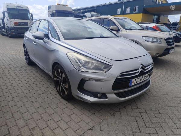 Grey Citroen DS5 2012 in Vilnius, with an engine capacity of 2.00 L and mileage of 260 thousand km for 3350 €, photo 1 on AUTOMOTO.COM.LV