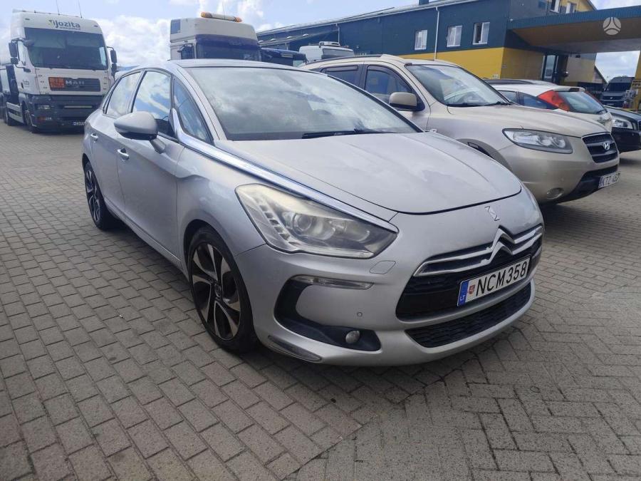 Pelēks Citroen DS5 2012 Viļņa, ar dzinēja tilpumu 2.00 L un nobraukumu 260 tūkst. km par 3350 €, foto 1 vietnē AUTOMOTO.COM.LV