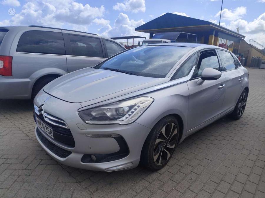 Pelēks Citroen DS5 2012 Viļņa, ar dzinēja tilpumu 2.00 L un nobraukumu 260 tūkst. km par 3350 €, foto 3 vietnē AUTOMOTO.COM.LV