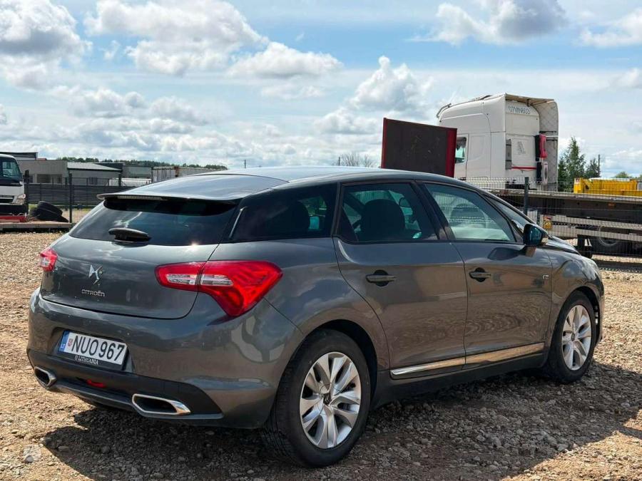 Grey Citroen DS5 2013 in Siauliai, with an engine capacity of 2.00 L and mileage of 306 thousand km for 5600 €, photo 1 on AUTOMOTO.COM.LV
