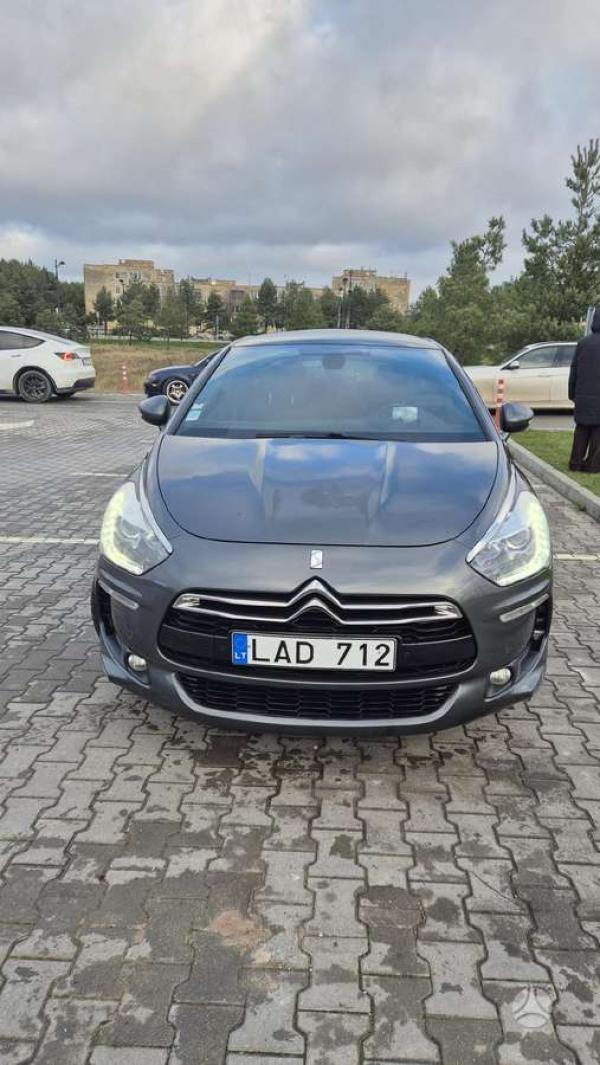 Pelēks Citroen DS5 2015 Tauragė, ar dzinēja tilpumu 2.00 L un nobraukumu 270 tūkst. km par 6100 €, foto 1 vietnē AUTOMOTO.COM.LV