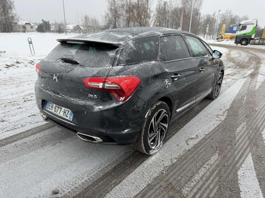 Pelēks Citroen DS5 2016 Tauragė, ar dzinēja tilpumu 1.60 L un nobraukumu 118 tūkst. km par 7500 €, foto 4 vietnē AUTOMOTO.COM.LV