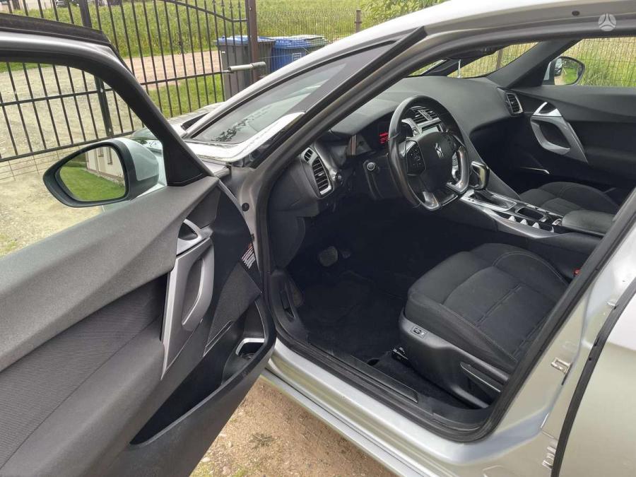 Grey Citroen DS5 2012 in Sakiai, with an engine capacity of 2.00 L and mileage of 288 thousand km for 4499 €, photo 10 on AUTOMOTO.COM.LV