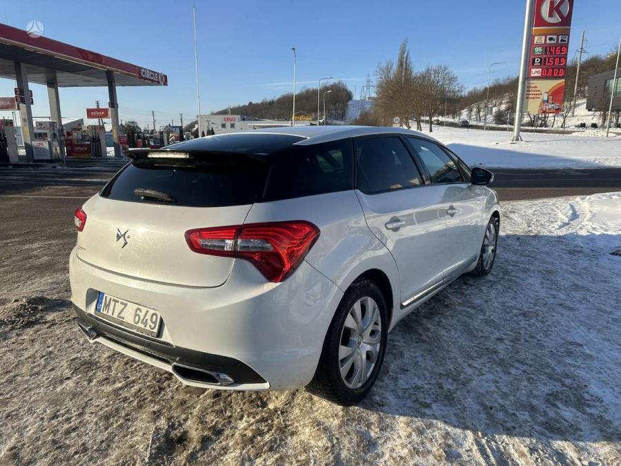 White Citroen DS5 2012 in Jonava, with an engine capacity of 2.00 L and mileage of 337 thousand km for 4350 €, photo 5 on AUTOMOTO.COM.LV