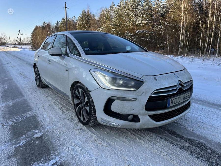White Citroen DS5 2012 in Vilnius, with an engine capacity of 2.00 L and mileage of 226 thousand km for 4200 €, photo 2 on AUTOMOTO.COM.LV