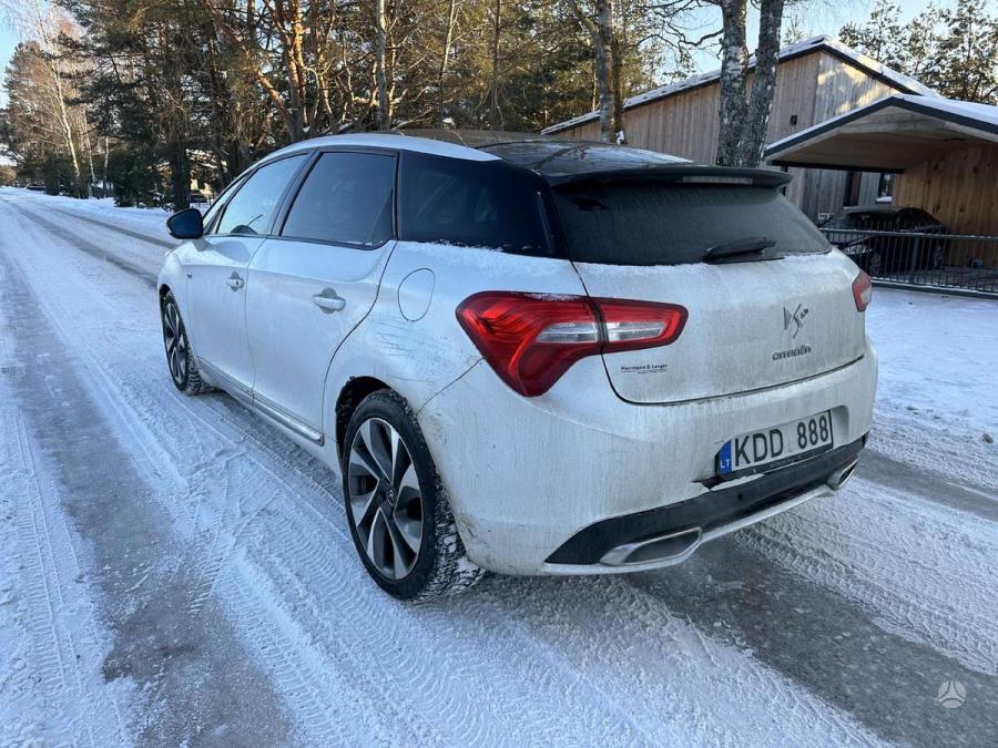 White Citroen DS5 2012 in Vilnius, with an engine capacity of 2.00 L and mileage of 226 thousand km for 4200 €, photo 6 on AUTOMOTO.COM.LV