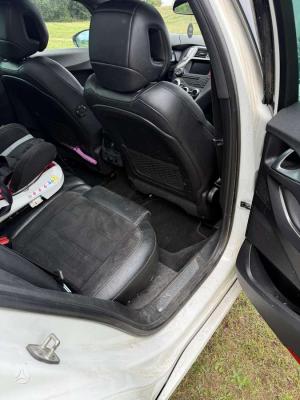 Balts Citroen DS5 2012 Viļņa, ar dzinēja tilpumu 2.00 L un nobraukumu 193 tūkst. km par 3500 €, foto 5 vietnē AUTOMOTO.COM.LV