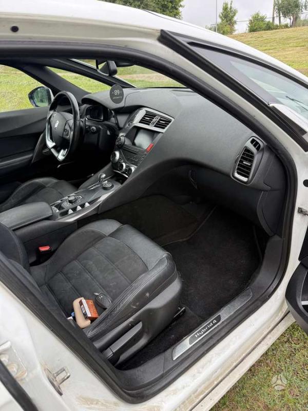 White Citroen DS5 2012 in Vilnius, with an engine capacity of 2.00 L and mileage of 193 thousand km for 3500 €, photo 5 on AUTOMOTO.COM.LV
