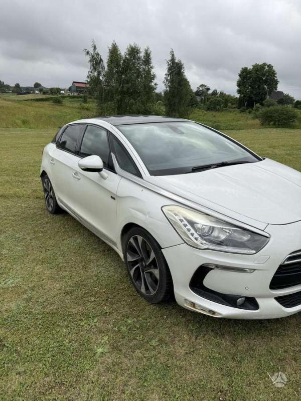 White Citroen DS5 2012 in Vilnius, with an engine capacity of 2.00 L and mileage of 193 thousand km for 3500 €, photo 6 on AUTOMOTO.COM.LV