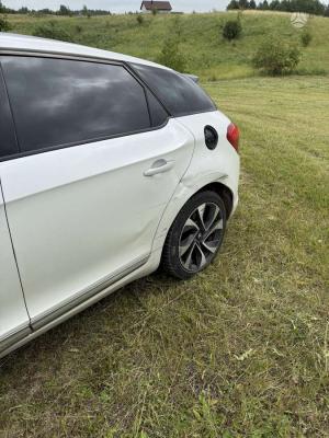 Balts Citroen DS5 2012 Viļņa, ar dzinēja tilpumu 2.00 L un nobraukumu 193 tūkst. km par 3500 €, foto 10 vietnē AUTOMOTO.COM.LV