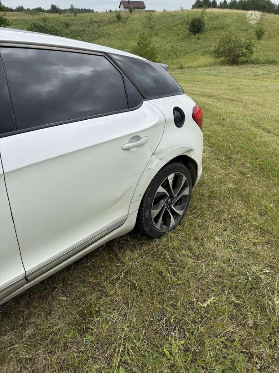 Balts Citroen DS5 2012 Viļņa, ar dzinēja tilpumu 2.00 L un nobraukumu 193 tūkst. km par 3500 €, foto 10 vietnē AUTOMOTO.COM.LV