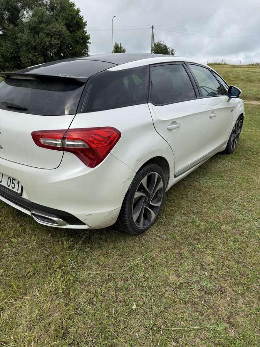 Balts Citroen DS5 2012 Viļņa, ar dzinēja tilpumu 2.00 L un nobraukumu 193 tūkst. km par 3500 €, foto 12 vietnē AUTOMOTO.COM.LV