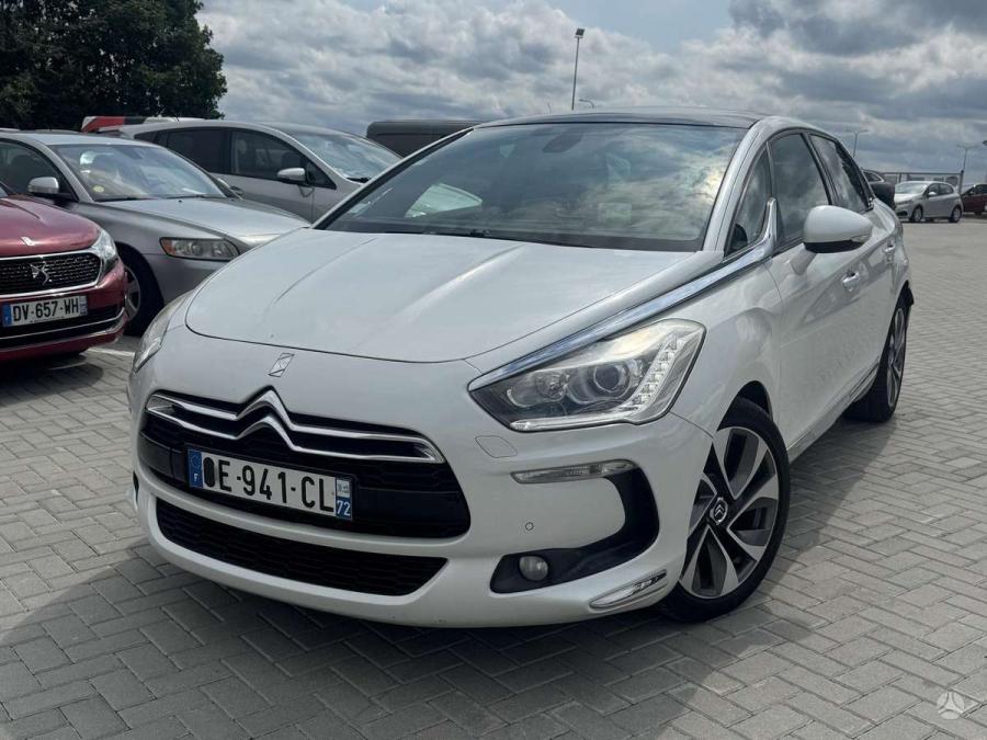White Citroen DS5 2012 in Taurage, with an engine capacity of 2.00 L and mileage of 279 thousand km for 4500 €, photo 1 on AUTOMOTO.COM.LV