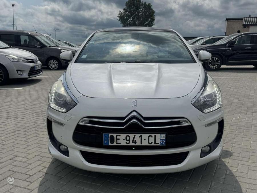 White Citroen DS5 2012 in Taurage, with an engine capacity of 2.00 L and mileage of 279 thousand km for 4500 €, photo 3 on AUTOMOTO.COM.LV