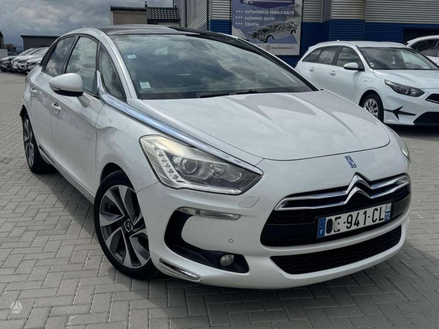 White Citroen DS5 2012 in Taurage, with an engine capacity of 2.00 L and mileage of 279 thousand km for 4500 €, photo 4 on AUTOMOTO.COM.LV