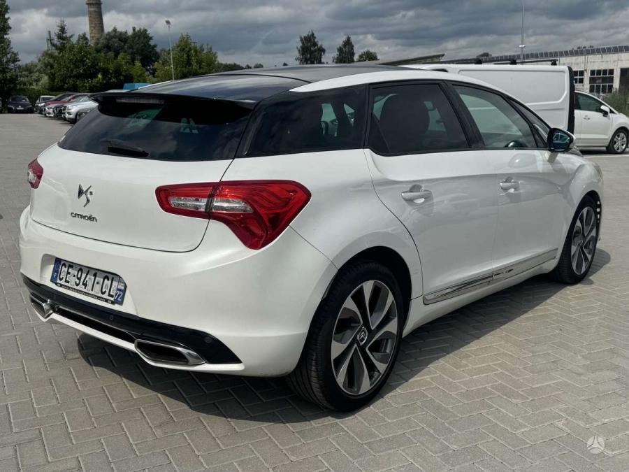 White Citroen DS5 2012 in Taurage, with an engine capacity of 2.00 L and mileage of 279 thousand km for 4500 €, photo 5 on AUTOMOTO.COM.LV