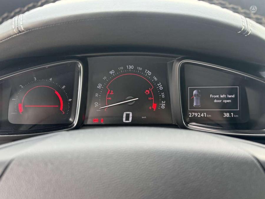White Citroen DS5 2012 in Taurage, with an engine capacity of 2.00 L and mileage of 279 thousand km for 4500 €, photo 12 on AUTOMOTO.COM.LV