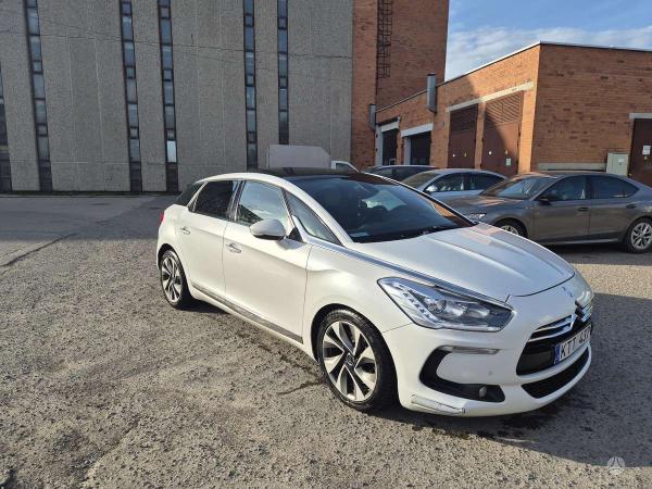 White Citroen DS5 2012 in Panevezys, with an engine capacity of 2.00 L and mileage of 348 thousand km for 4950 €, photo 1 on AUTOMOTO.COM.LV