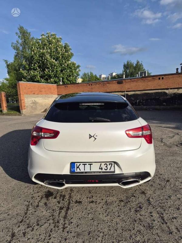 White Citroen DS5 2012 in Panevezys, with an engine capacity of 2.00 L and mileage of 348 thousand km for 4950 €, photo 3 on AUTOMOTO.COM.LV