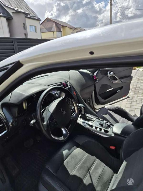 White Citroen DS5 2012 in Panevezys, with an engine capacity of 2.00 L and mileage of 348 thousand km for 4950 €, photo 6 on AUTOMOTO.COM.LV