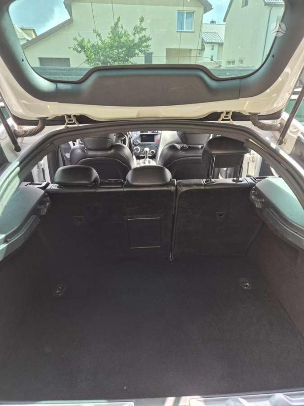 White Citroen DS5 2012 in Panevezys, with an engine capacity of 2.00 L and mileage of 348 thousand km for 4950 €, photo 8 on AUTOMOTO.COM.LV