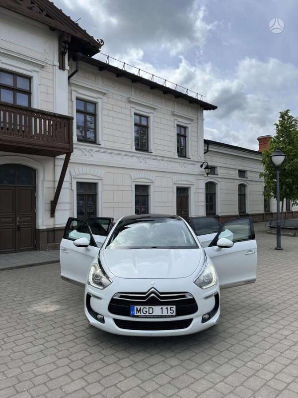 White Citroen DS5 2012 in Mazeikiai, with an engine capacity of 2.00 L and mileage of 229 thousand km for 5700 €, photo 2 on AUTOMOTO.COM.LV