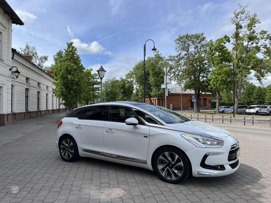 White Citroen DS5 2012 in Mazeikiai, with an engine capacity of 2.00 L and mileage of 229 thousand km for 5700 €, photo 4 on AUTOMOTO.COM.LV