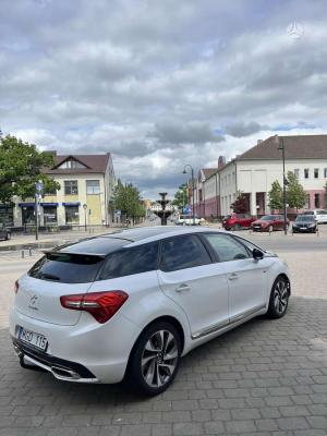 White Citroen DS5 2012 in Mazeikiai, with an engine capacity of 2.00 L and mileage of 229 thousand km for 5700 €, photo 5 on AUTOMOTO.COM.LV