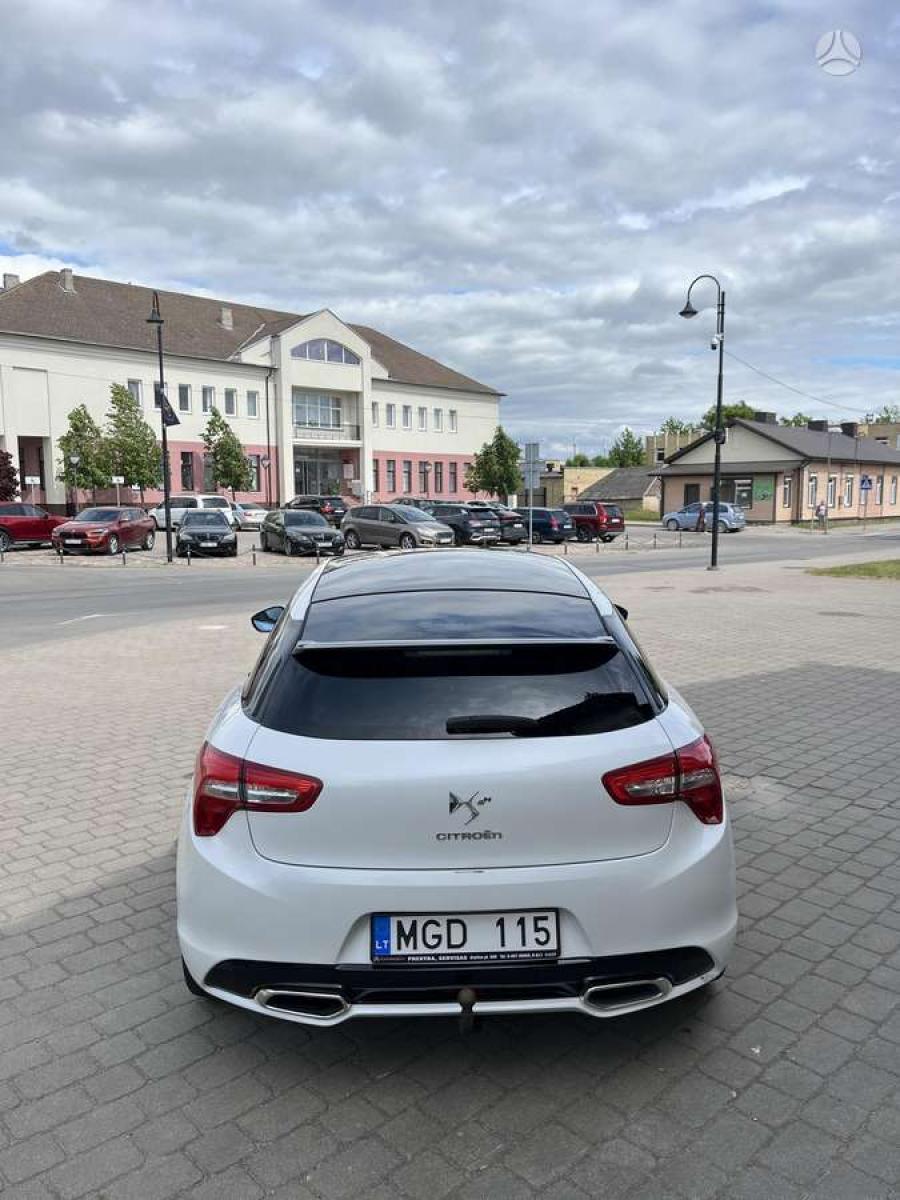 White Citroen DS5 2012 in Mazeikiai, with an engine capacity of 2.00 L and mileage of 229 thousand km for 5700 €, photo 6 on AUTOMOTO.COM.LV