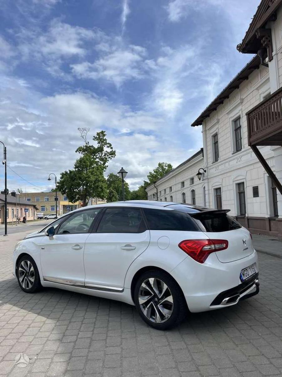 White Citroen DS5 2012 in Mazeikiai, with an engine capacity of 2.00 L and mileage of 229 thousand km for 5700 €, photo 7 on AUTOMOTO.COM.LV