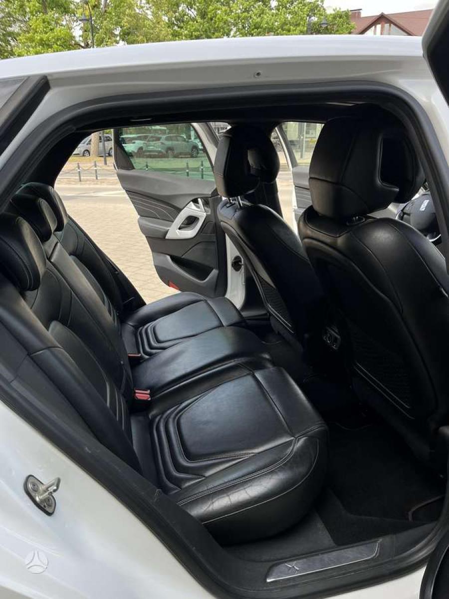 White Citroen DS5 2012 in Mazeikiai, with an engine capacity of 2.00 L and mileage of 229 thousand km for 5700 €, photo 8 on AUTOMOTO.COM.LV