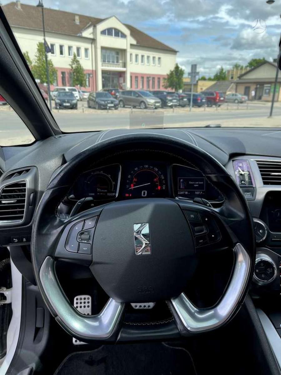 White Citroen DS5 2012 in Mazeikiai, with an engine capacity of 2.00 L and mileage of 229 thousand km for 5700 €, photo 18 on AUTOMOTO.COM.LV