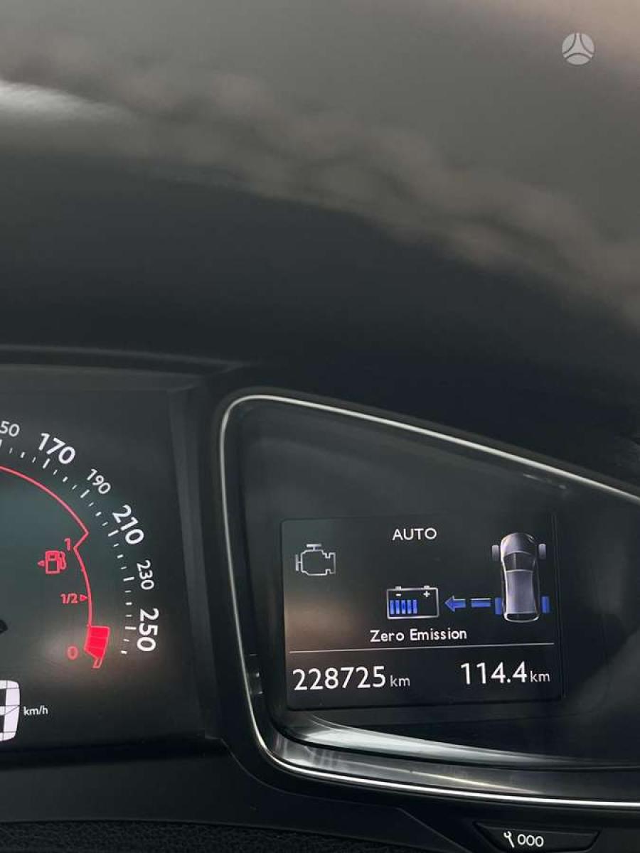 White Citroen DS5 2012 in Mazeikiai, with an engine capacity of 2.00 L and mileage of 229 thousand km for 5700 €, photo 24 on AUTOMOTO.COM.LV