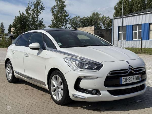 Ситроен ДС5 2012 в Таураге на AUTOMOTO.COM.LV Белый Ситроен ДС5 2012 в Таураге, объемом двигателя 2.00 л и пробегом 363 тыс. км за 4200 €, фото 1 на AUTOMOTO.COM.LV