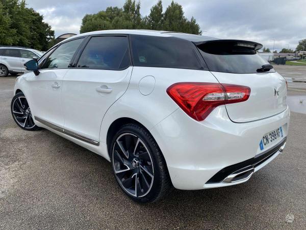 White Citroen DS5 2012 in Taurage, with an engine capacity of 2.00 L and mileage of 189 thousand km for 5950 €, photo 4 on AUTOMOTO.COM.LV