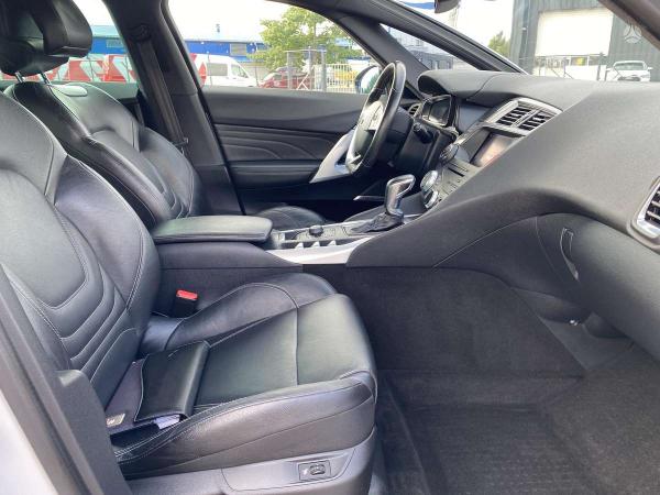 White Citroen DS5 2012 in Taurage, with an engine capacity of 2.00 L and mileage of 189 thousand km for 5950 €, photo 7 on AUTOMOTO.COM.LV