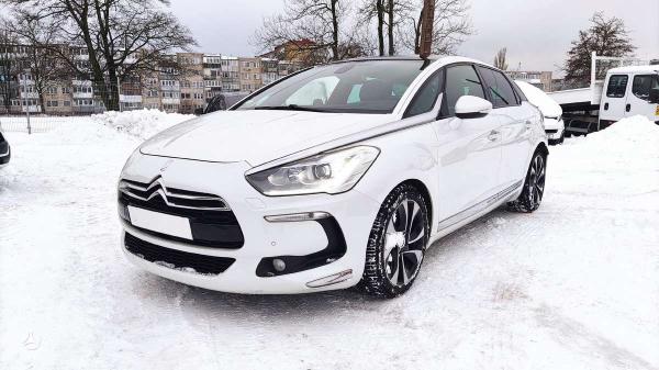 White Citroen DS5 2013 in Klaipeda, with an engine capacity of 2.00 L and mileage of 186 thousand km for 7990 €, photo 1 on AUTOMOTO.COM.LV