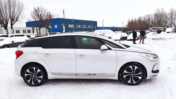White Citroen DS5 2013 in Klaipeda, with an engine capacity of 2.00 L and mileage of 186 thousand km for 7990 €, photo 5 on AUTOMOTO.COM.LV