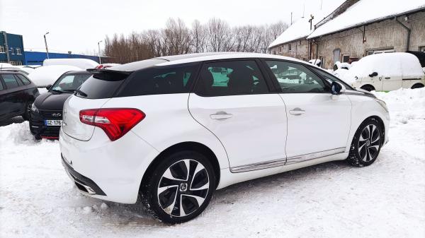 White Citroen DS5 2013 in Klaipeda, with an engine capacity of 2.00 L and mileage of 186 thousand km for 7990 €, photo 7 on AUTOMOTO.COM.LV