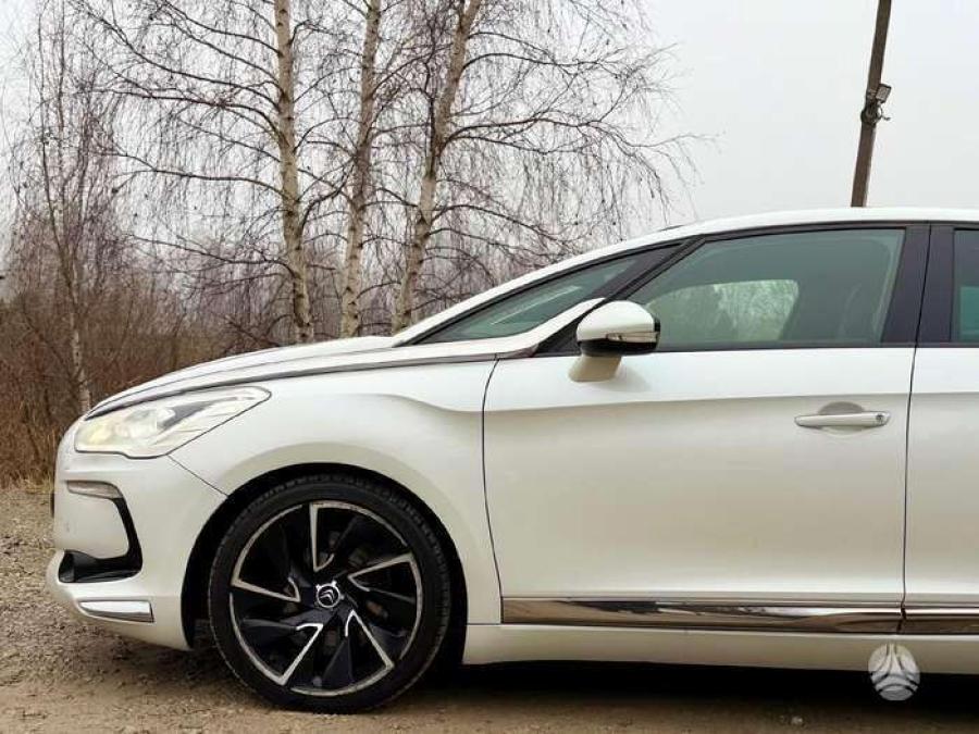 White Citroen DS5 2013 in Siauliai, with an engine capacity of 2.00 L and mileage of 250 thousand km for 6999 €, photo 11 on AUTOMOTO.COM.LV
