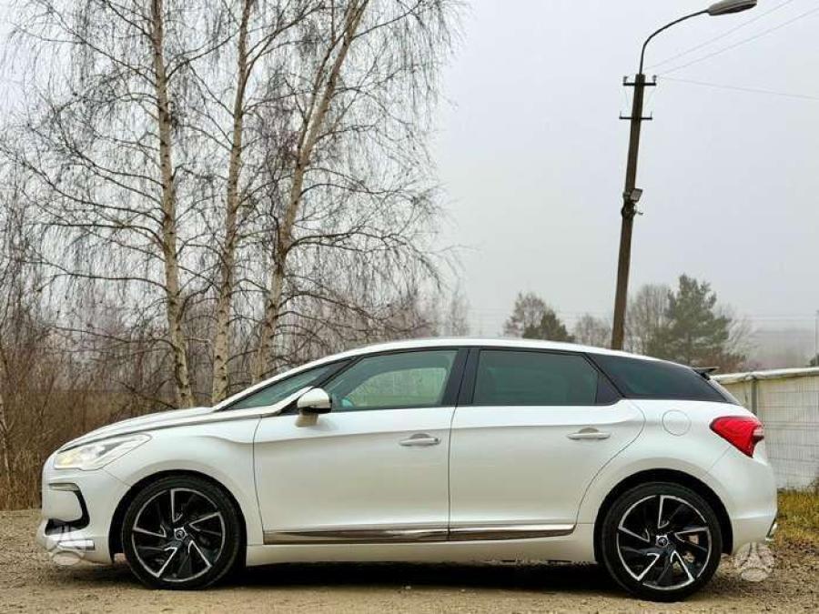 White Citroen DS5 2013 in Siauliai, with an engine capacity of 2.00 L and mileage of 250 thousand km for 6999 €, photo 13 on AUTOMOTO.COM.LV