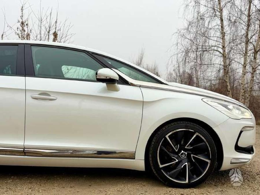 White Citroen DS5 2013 in Siauliai, with an engine capacity of 2.00 L and mileage of 250 thousand km for 6999 €, photo 10 on AUTOMOTO.COM.LV